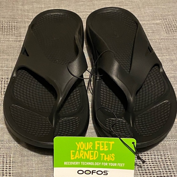OOFOS | Shoes | Oofos Original Recovery Black Flip Flop Sandal Nwt ...